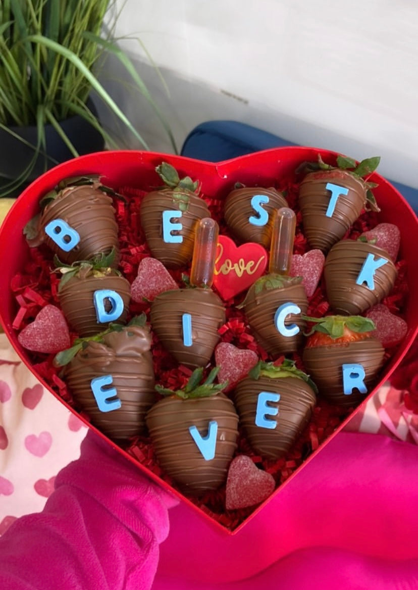 BDE Strawberry Arrangement 🎀 – bleu royale cakes